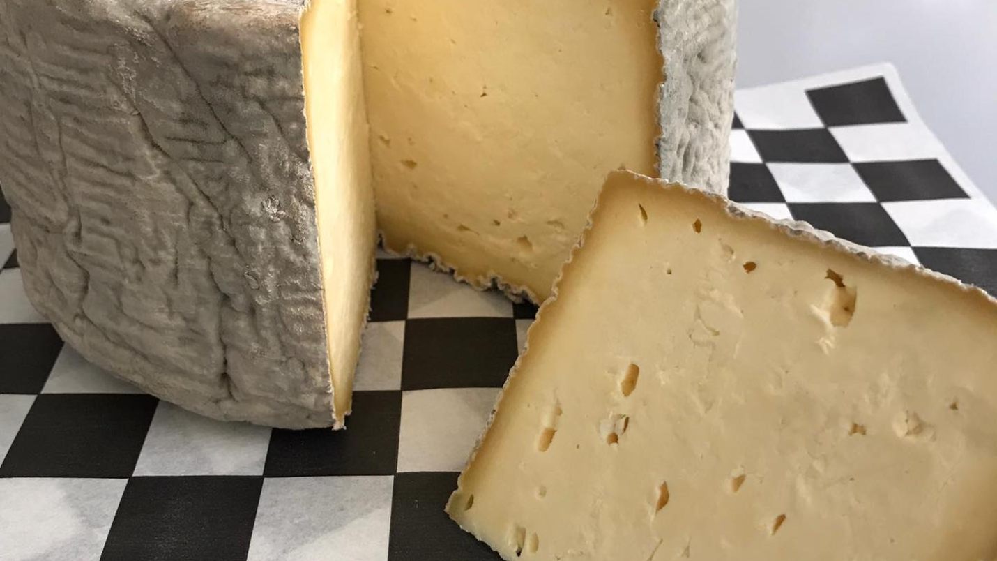 How to cut a cheese - Vaca Negra