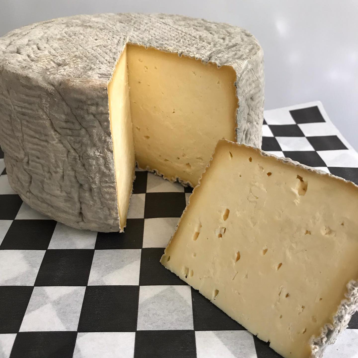 How to cut a cheese - Vaca Negra